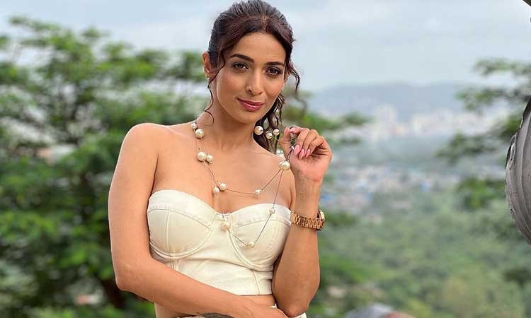 Malaika Arora's Doppelganger Heena Panchal oozes oomph in white tube top and printed skirt