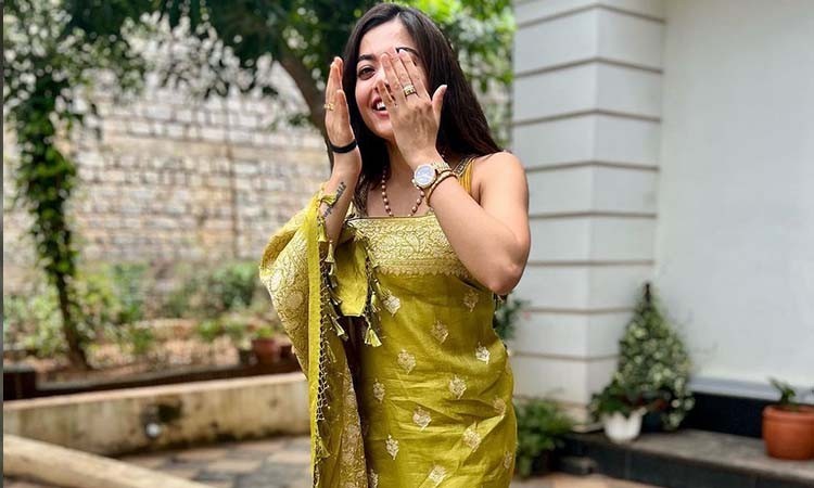 Rashmika Mandanna Shows Off Her Love For Traditional Attire In Magenta Saree