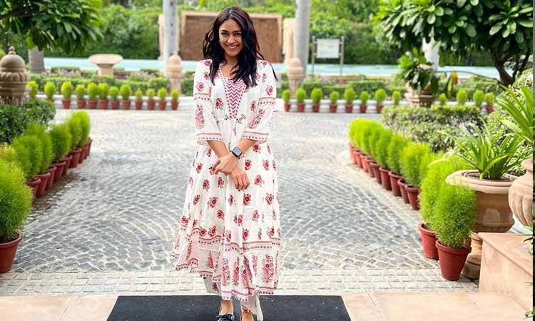 Mrunal Thakur loots hearts with her beautiful desi girl avatar