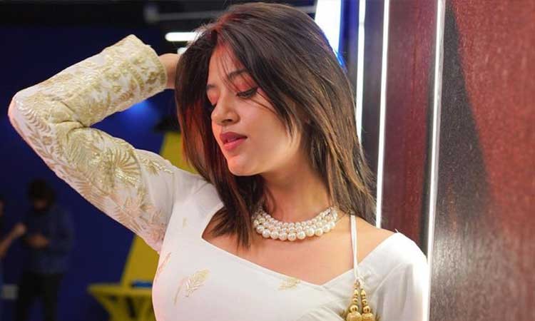 Anjali Arora looks HOT in black crop top and light blue jeans