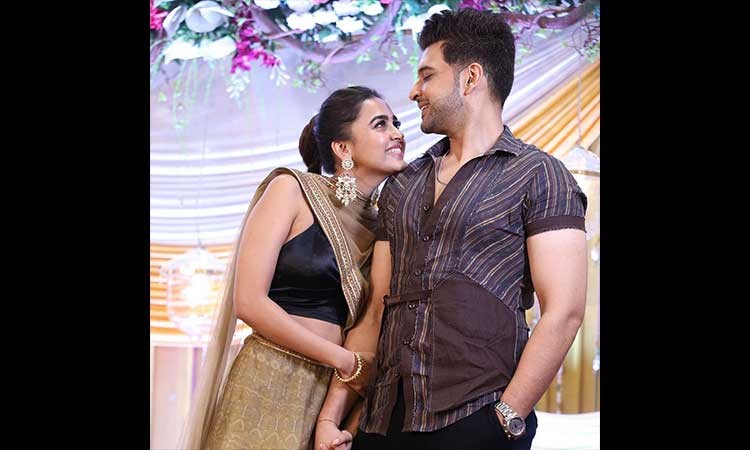 Tejasswi Prakash sets internet on fire with stunning PICS in black and golden one-shoulder dress ...