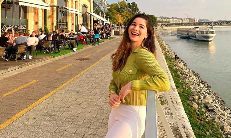 Sara Tendulkar in green top, white pants leaves fans gasping for breath