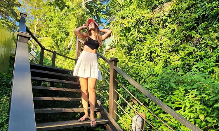 Shiny Doshi raises the hotness quotient with her sizzling pictures