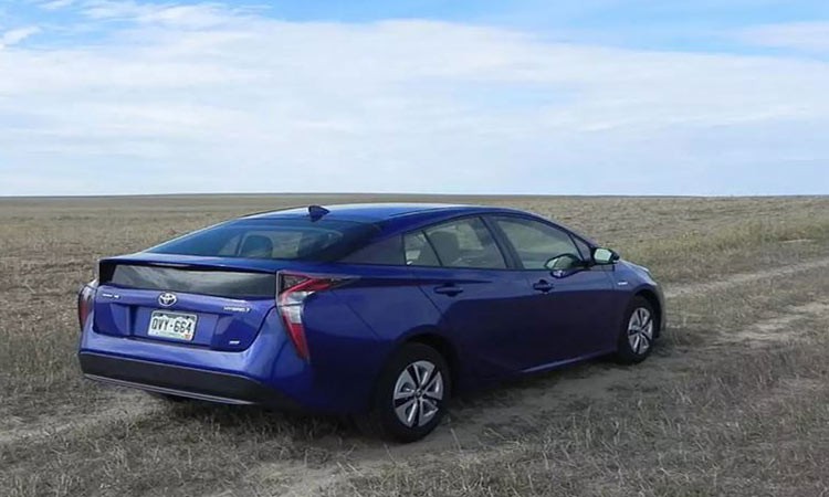 Toyota Prius: Top 10 Features of the premium hybrid car (Electric and ...