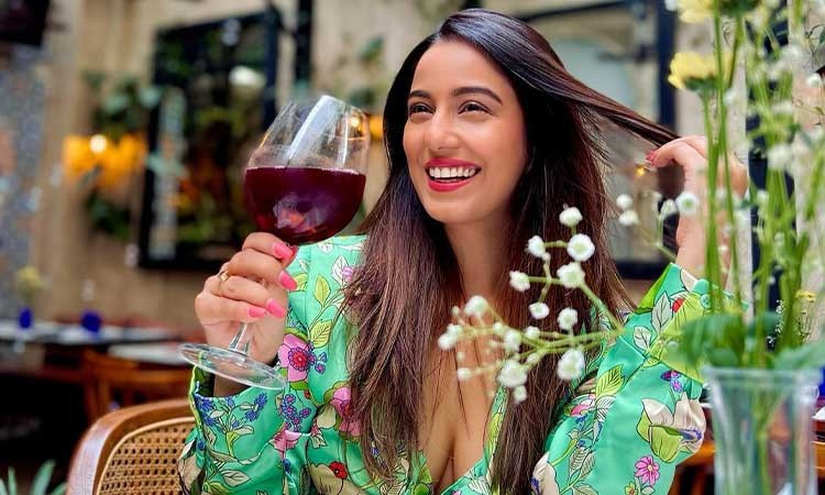 The Kapil Sharma Show actress Srishty Rode flaunts her toned body in ...