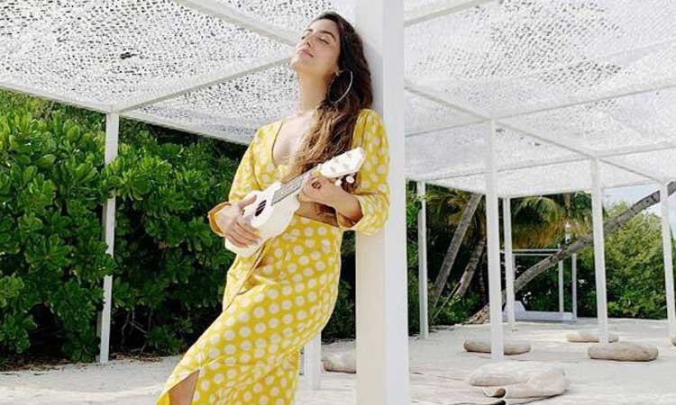 The Kapil Sharma Show actress Srishty Rode flaunts her toned body in ...