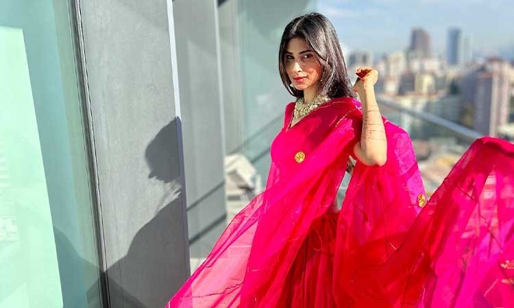 Mouni Roy sets internet on fire with her glamorous pictures