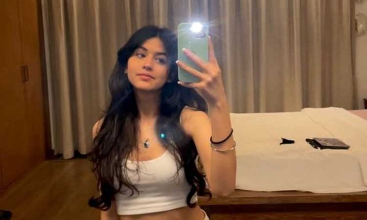Dimple Kapadia's granddaughter Naomika Saran's bewitching pictures will ...