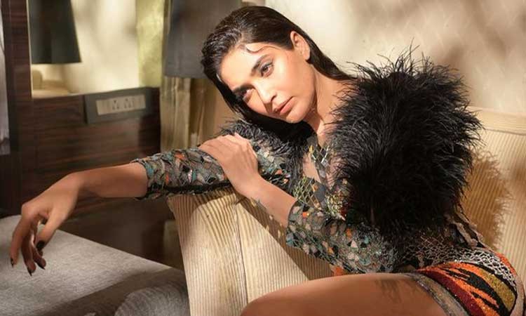 Karishma Tanna looks bombshell in black shimmer mermaid dress