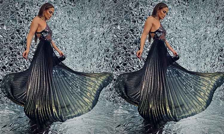 Jennifer Lopez Slays In Glamorous Thigh High Slit Metallic Gown