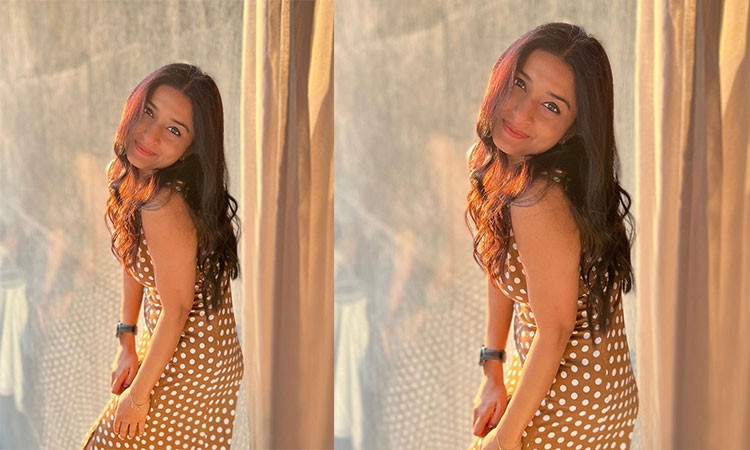 Meera Jasmine stuns in these glamorous pics