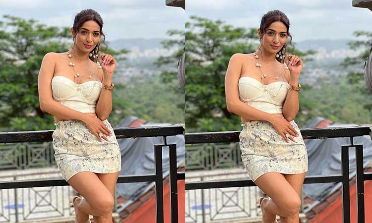 Malaika Arora's Doppelganger Heena Panchal oozes oomph in white tube top and printed skirt