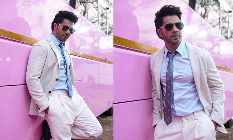 Varun Dhawan flaunts his chiseled physique in shirtless pics Varun Dhawan flaunts his chiseled physique in shirtless pics