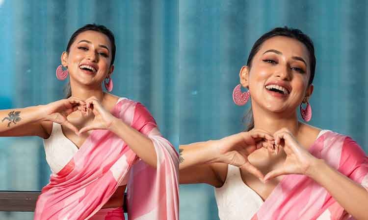 Bengali beauty Mimi Chakraborty looks adorable in pink striped saree