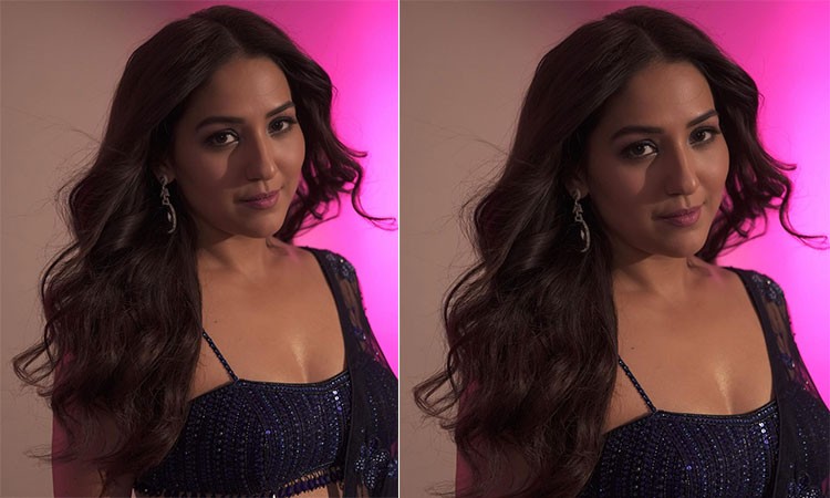 Neeti Mohan ignites passion in lustrous blue saree with a daring thigh ...