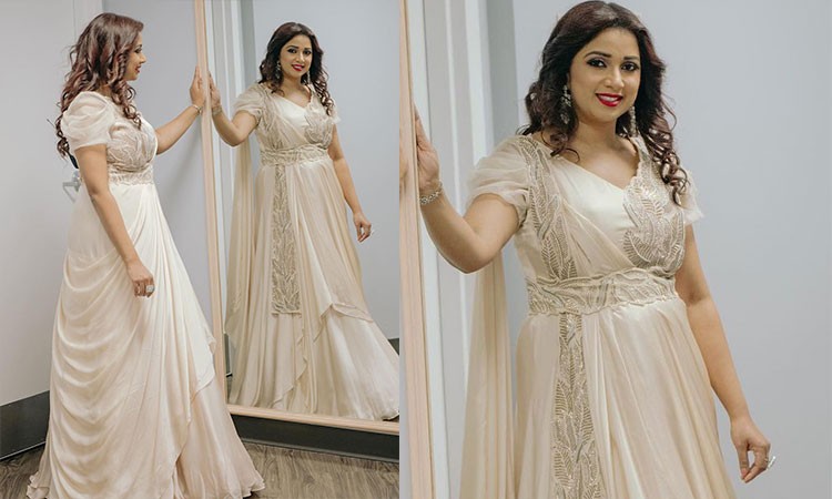 Graceful Glamour: Shreya Ghosal looks adorable in serene white gown