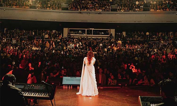 Graceful Glamour: Shreya Ghosal looks adorable in serene white gown